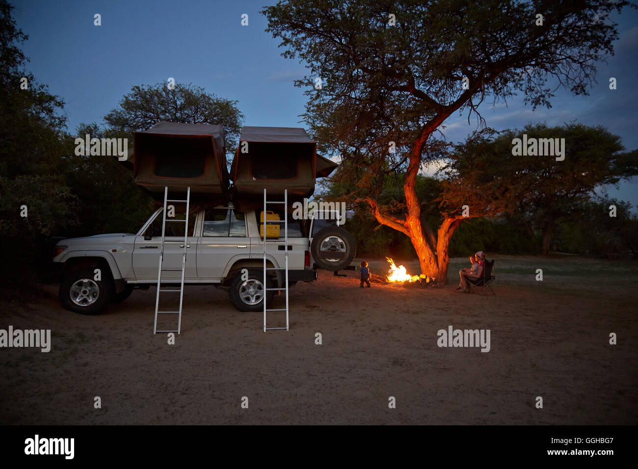 People sitting around camp fire hi-res stock photography and images - Alamy