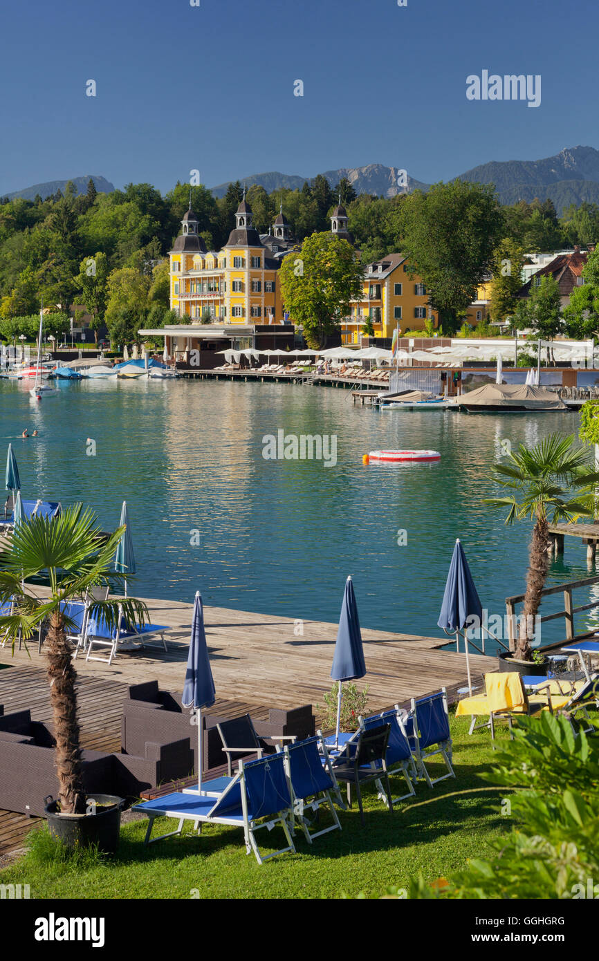 Velden castle with sun loungers and platform, Lake Woerthersee ...