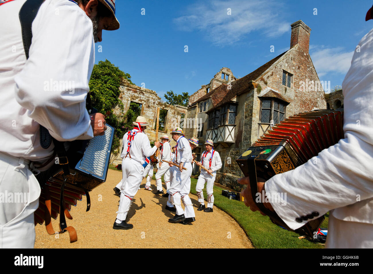 Folk dancers hi-res stock photography and images - Alamy