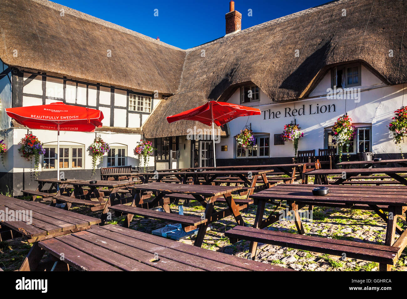 A typical thatched country pub in the village of Avebury in Wiltshire ...