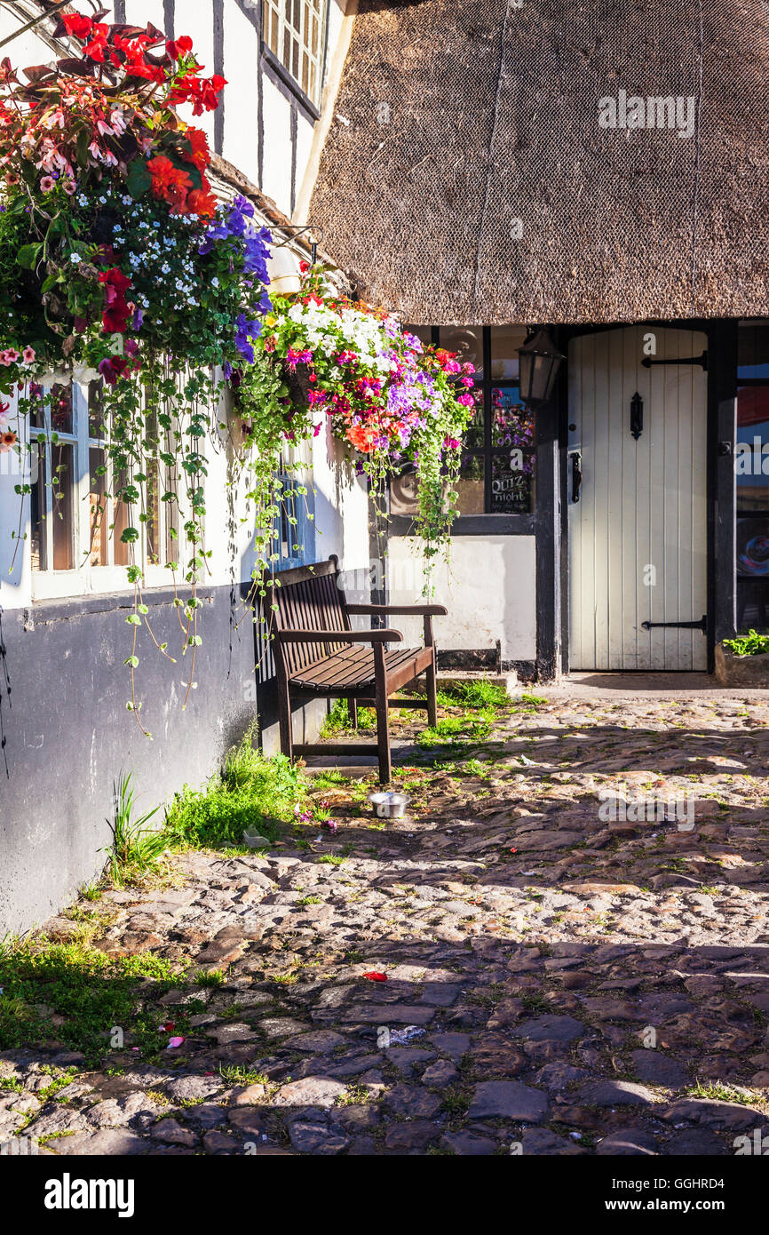 Hanging baskets hi-res stock photography and images - Alamy