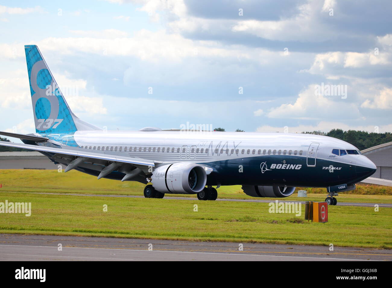 Boeing 737MAX Experimental Plane makes an appearance at the Farnborough ...