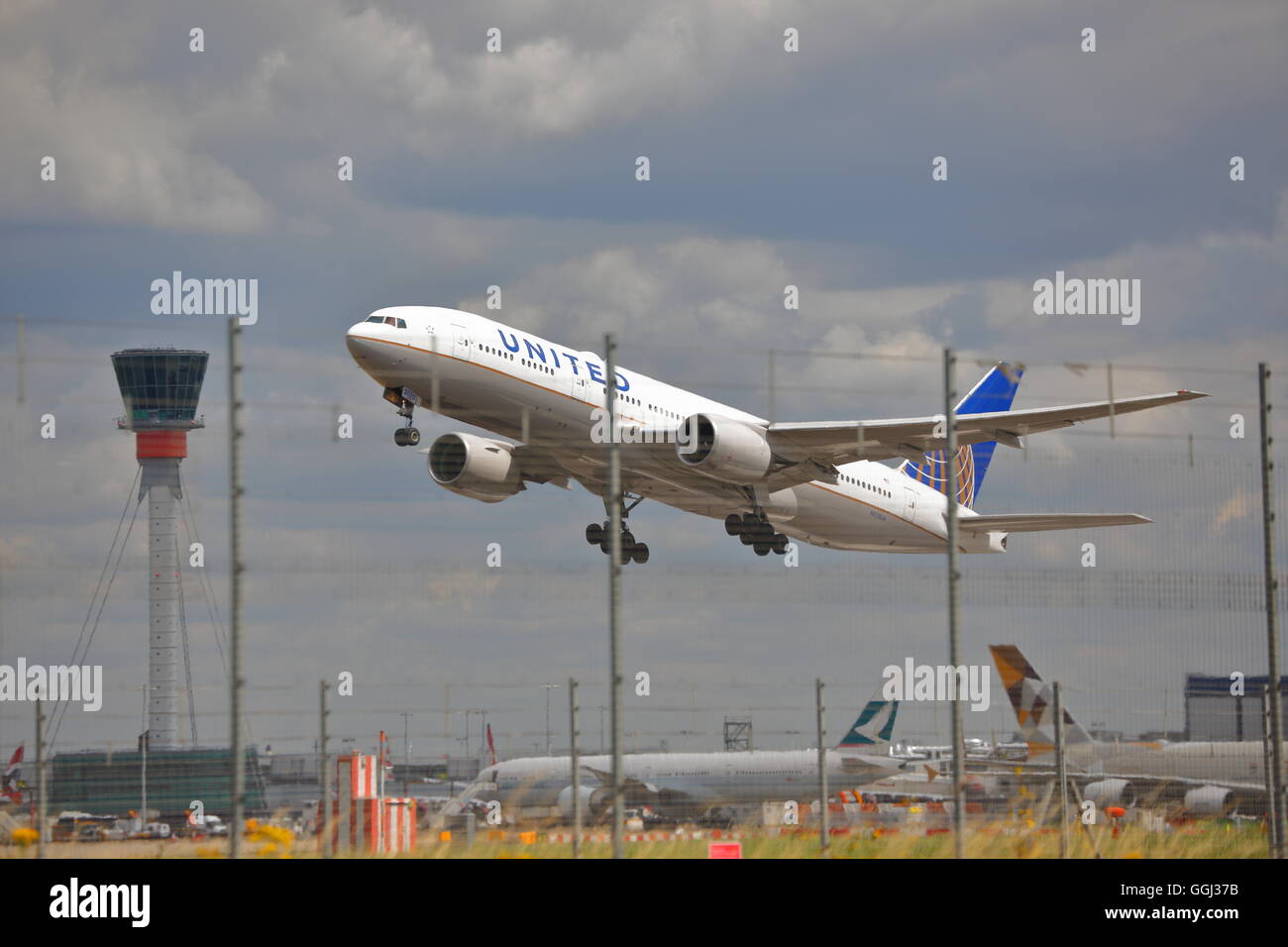United Airlines Boeing 777-200ER N220UA departing from London Heathrow ...