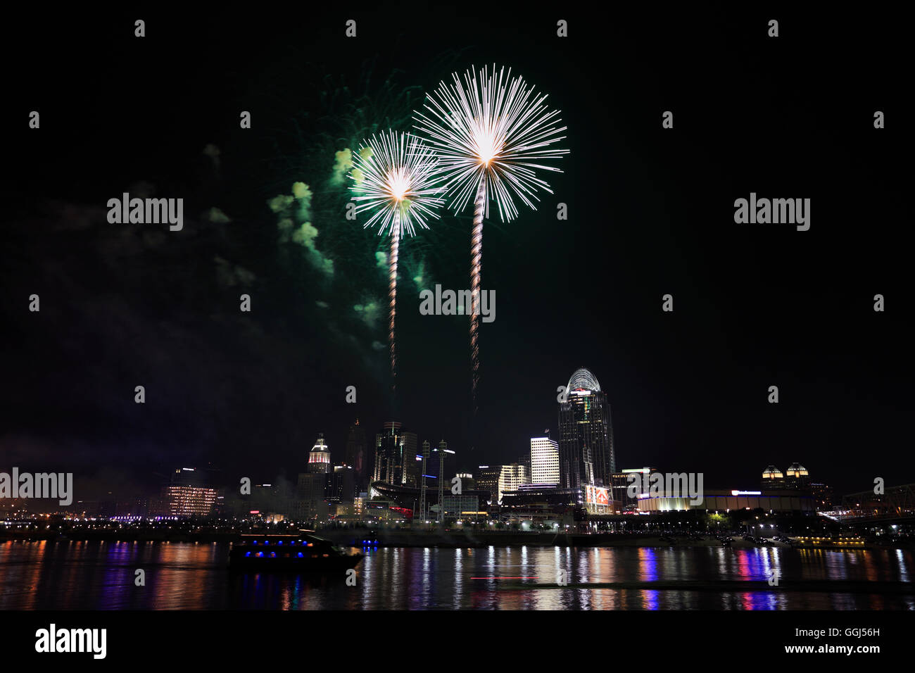4th july fireworks over water hi-res stock photography and images - Alamy