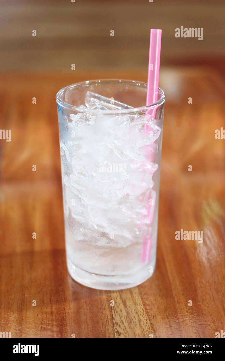 Ice on glass table hi-res stock photography and images - Alamy