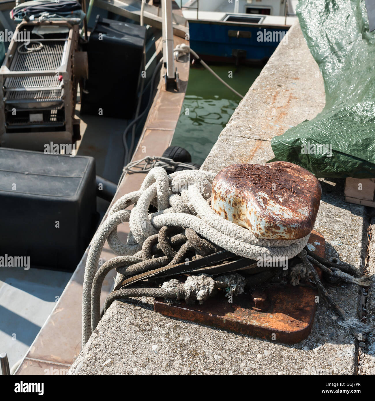 Mooring bollards hi-res stock photography and images - Alamy