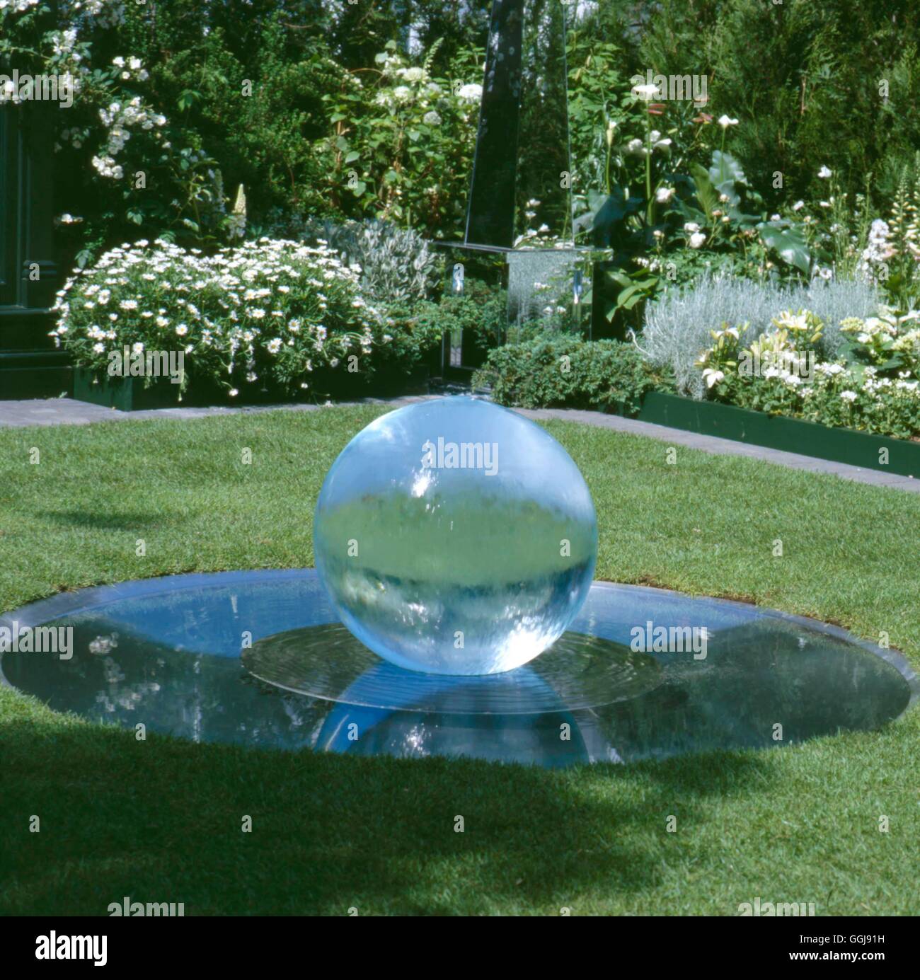 Fountain/Water Feature - (Please credit: Photos Hort/Allison Armour ...