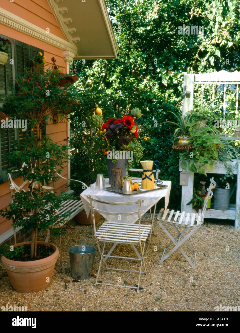 Metal table chairs in courtyard hi-res stock photography and images - Alamy