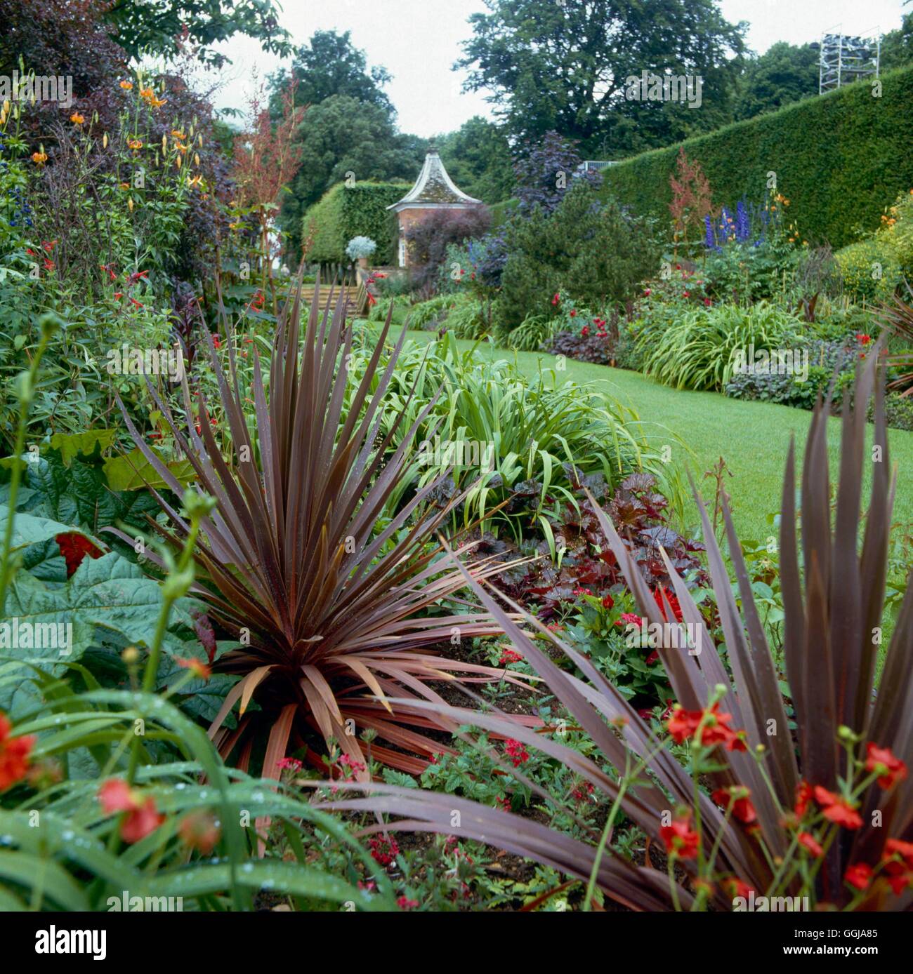 Hidcote red border garden hi-res stock photography and images - Alamy
