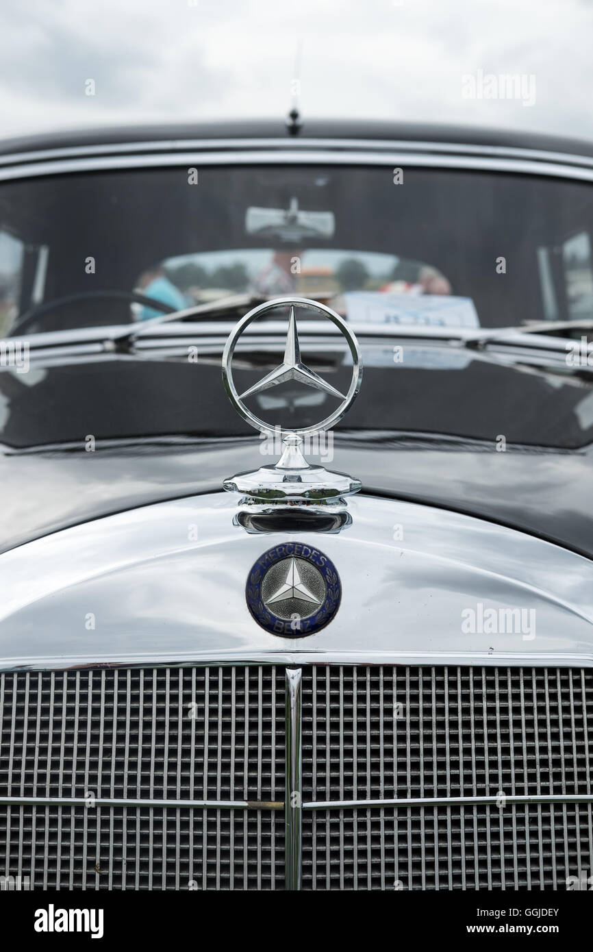 Mercedes benz hood ornament hi-res stock photography and images - Alamy