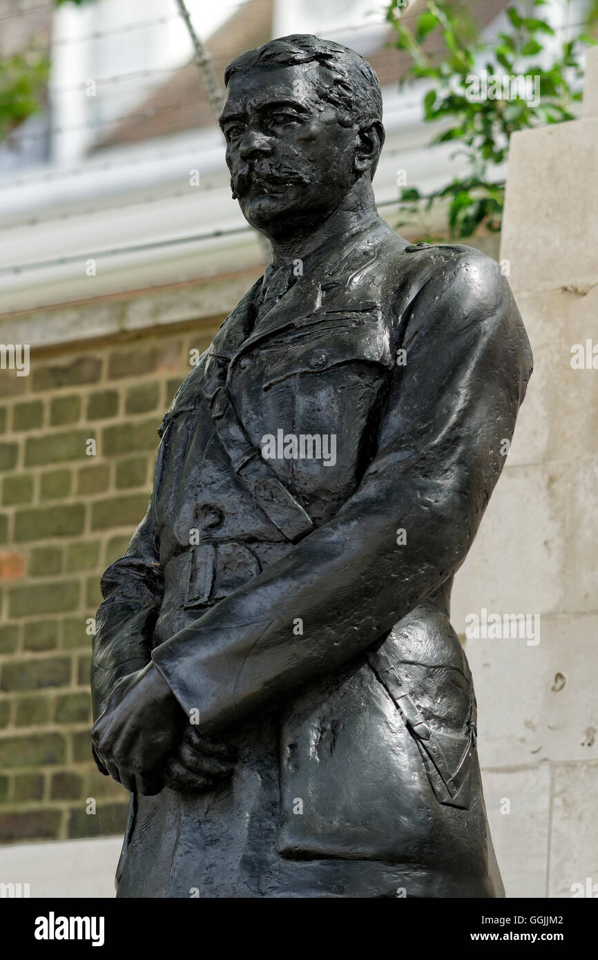 Statue of lord kitchener hi-res stock photography and images - Alamy