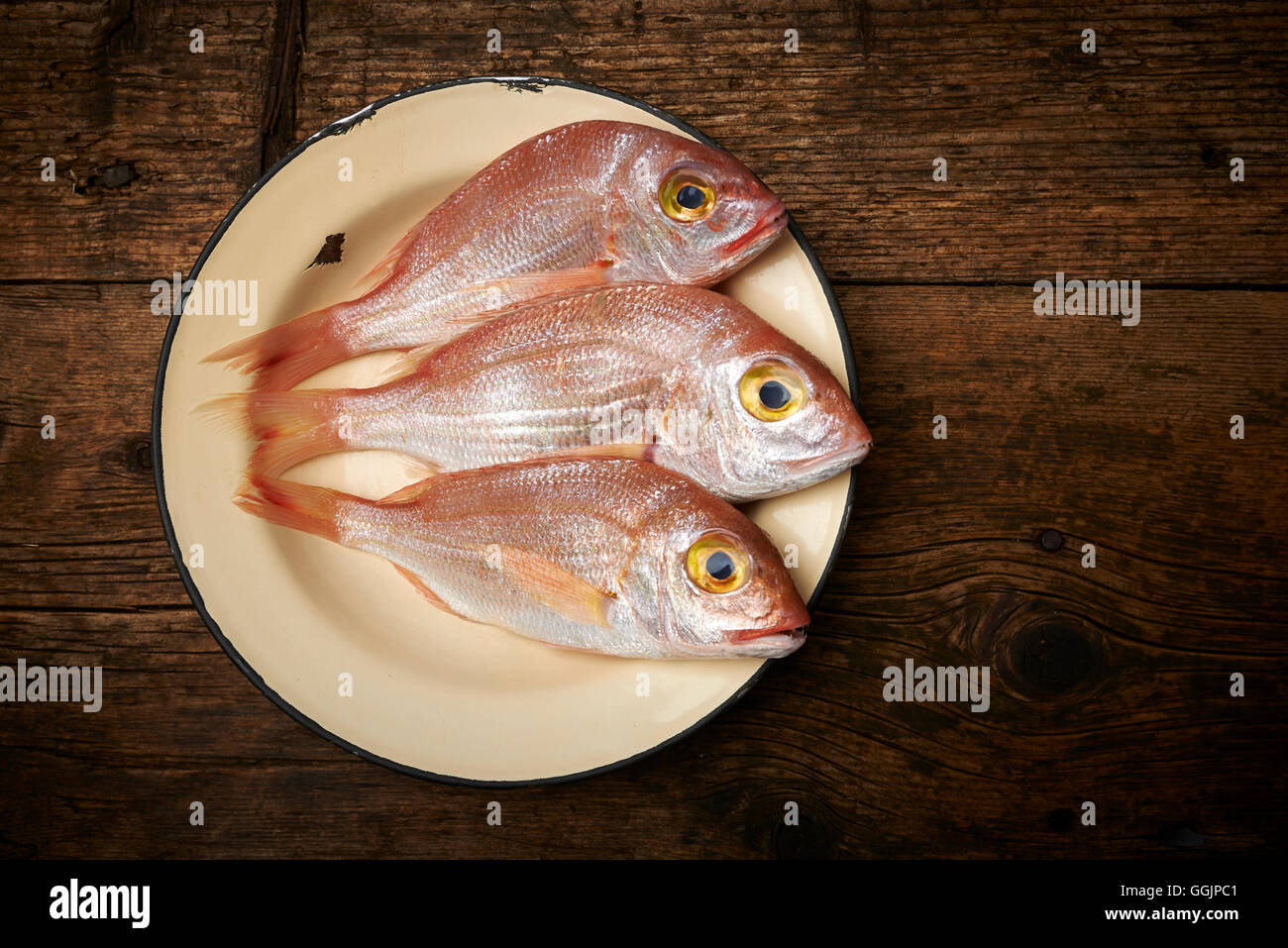Fresh fish, red snapper in a plate Stock Photo - Alamy