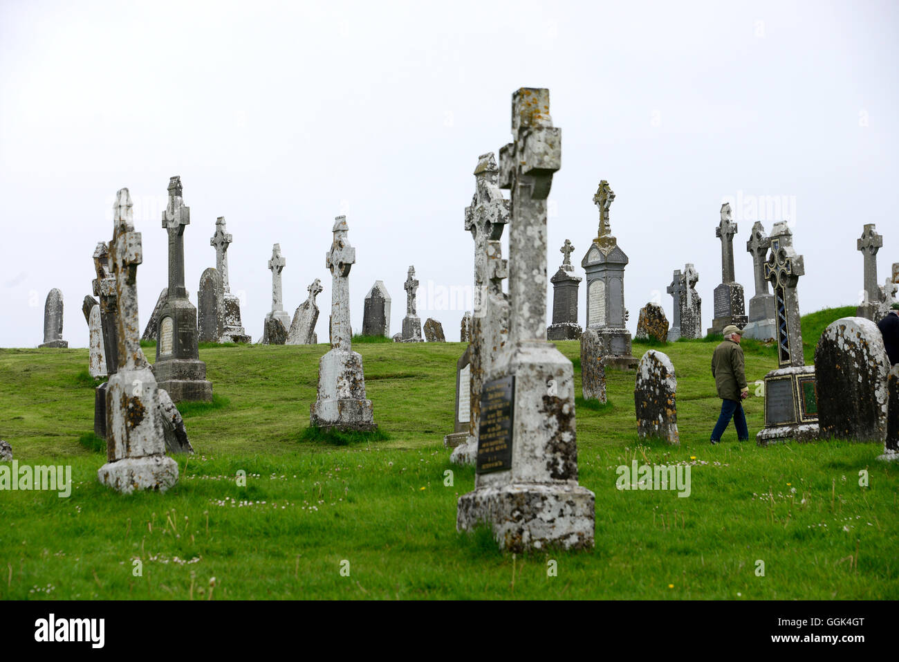 Ireland clonmacnoise cemetery hi-res stock photography and images - Alamy