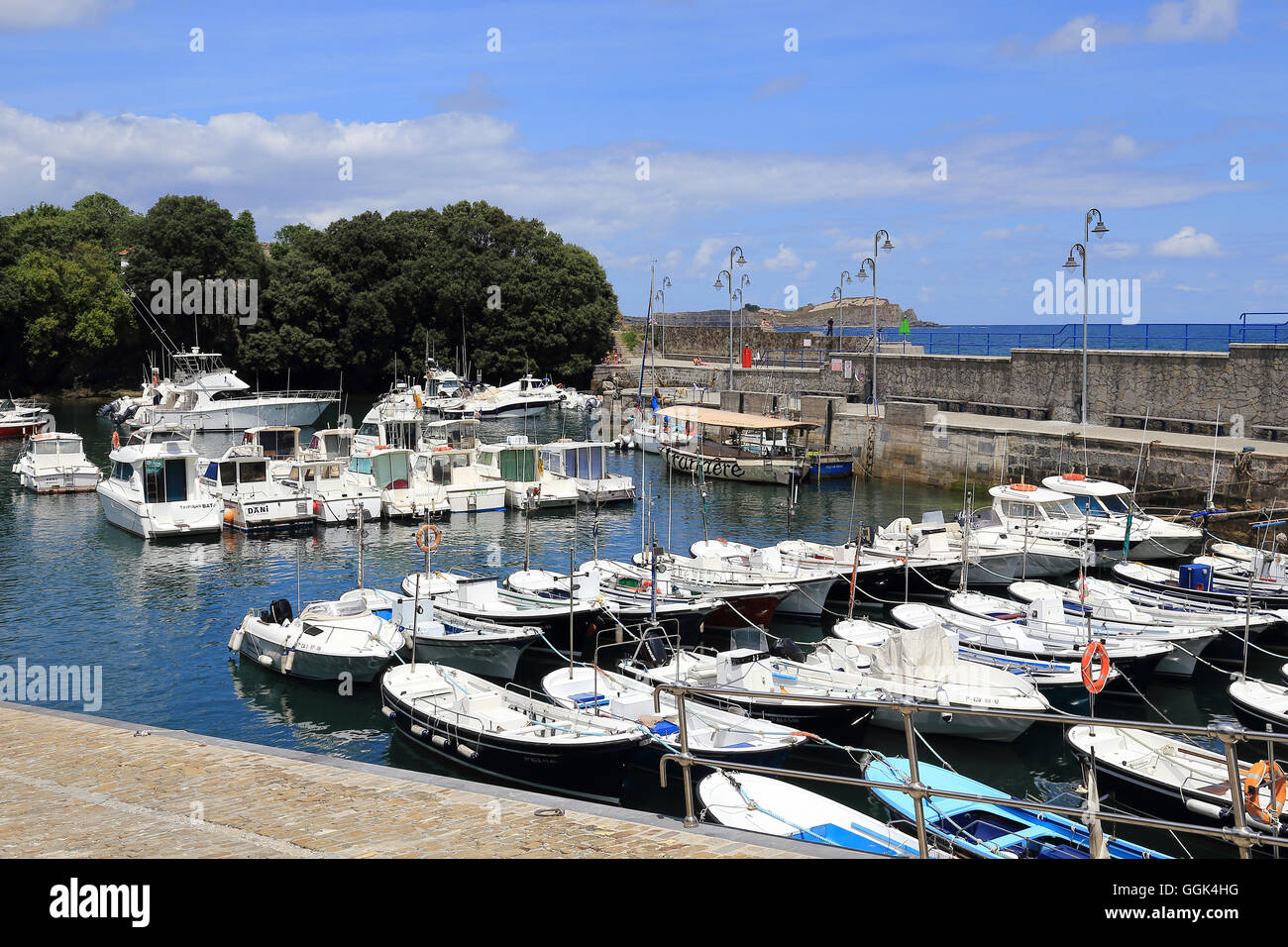 Mundaka Harbour, Spain, Basque County Stock Photo - Alamy