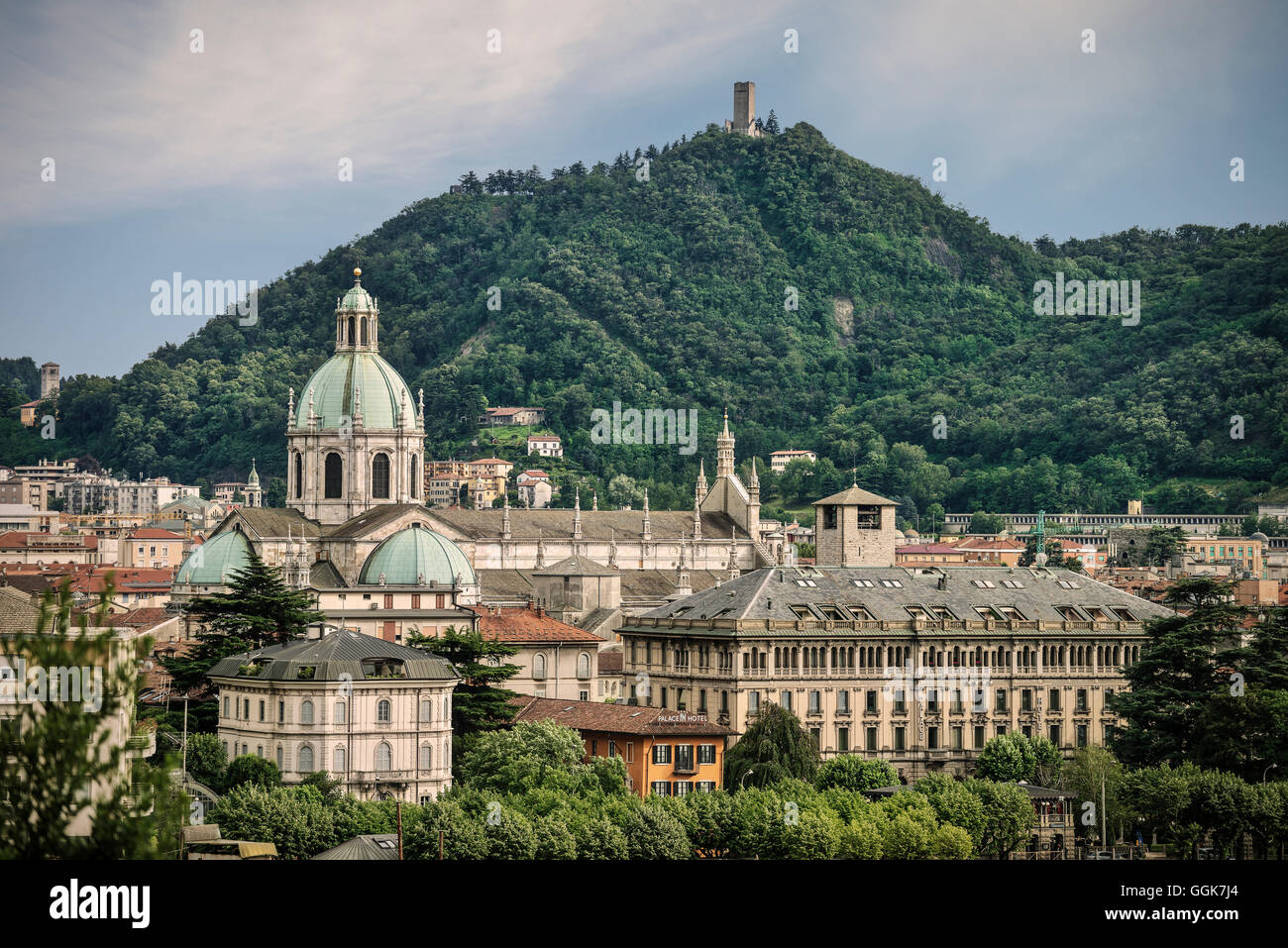 View of the historic center of Como and Como Cathedral, Lake Como ...