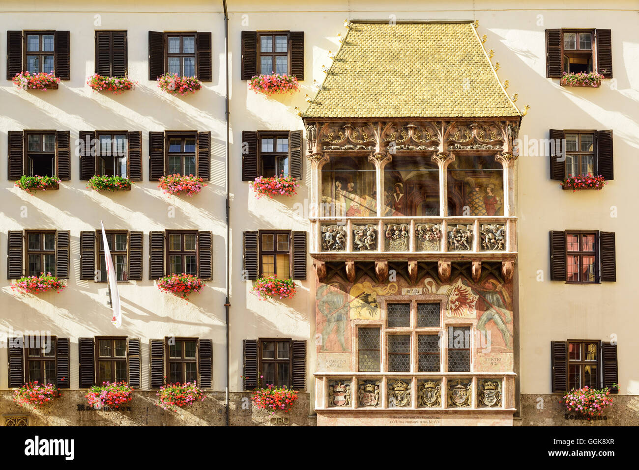 Golden roof hi-res stock photography and images - Alamy