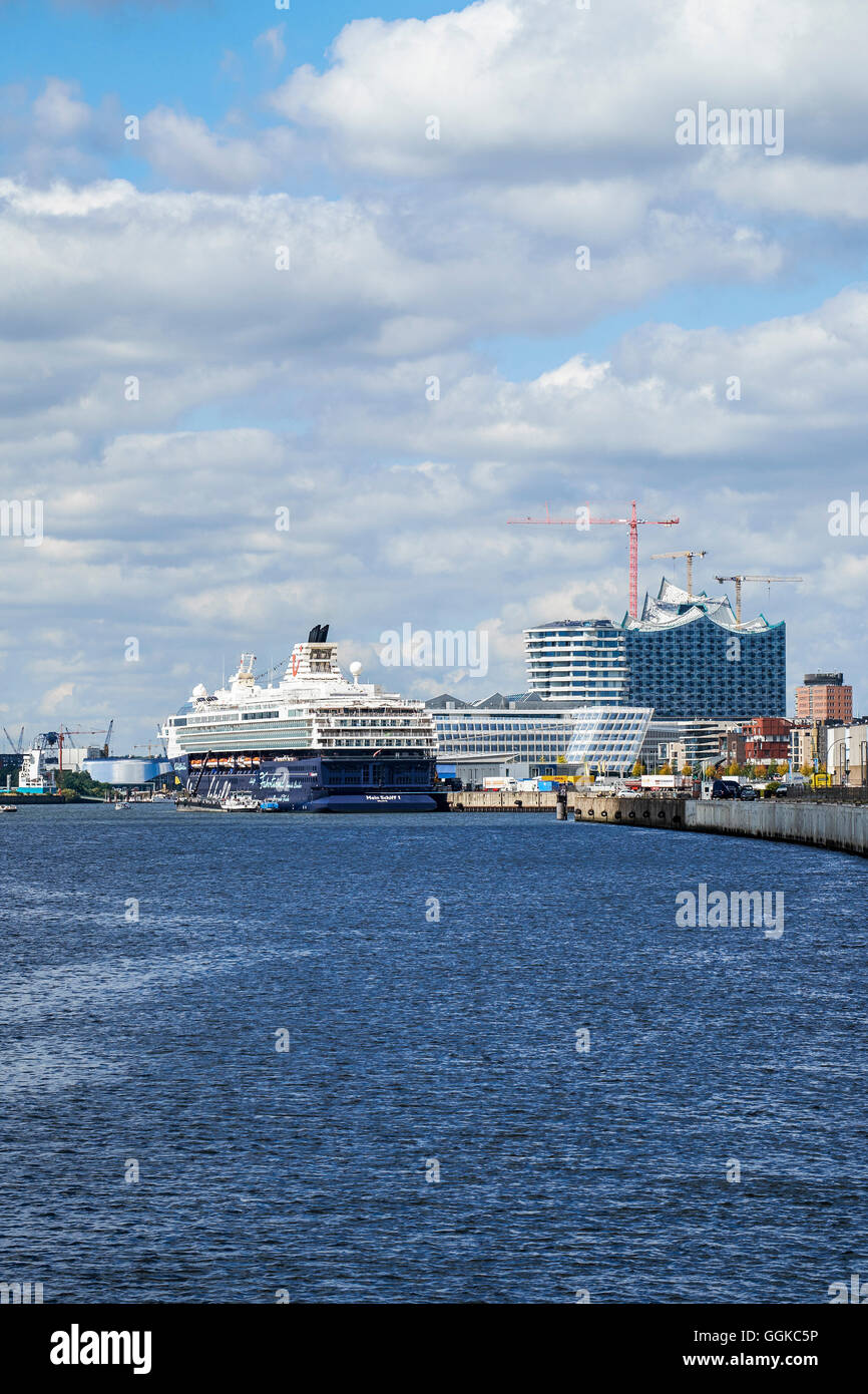 Cruiser cruise terminal building hi-res stock photography and images ...