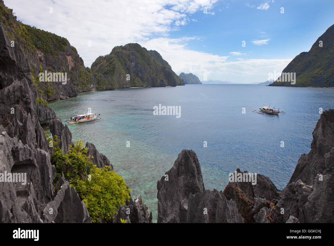 Bizarre rock formations in the archipelago Bacuit near El Nido, Palawan ...