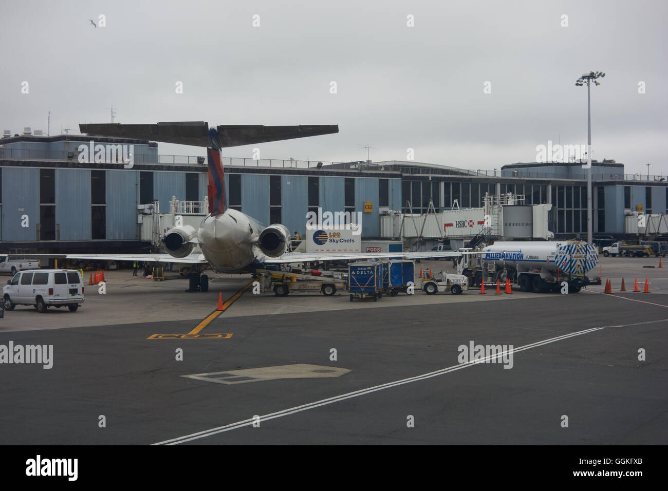 Airliner gate hi-res stock photography and images - Alamy