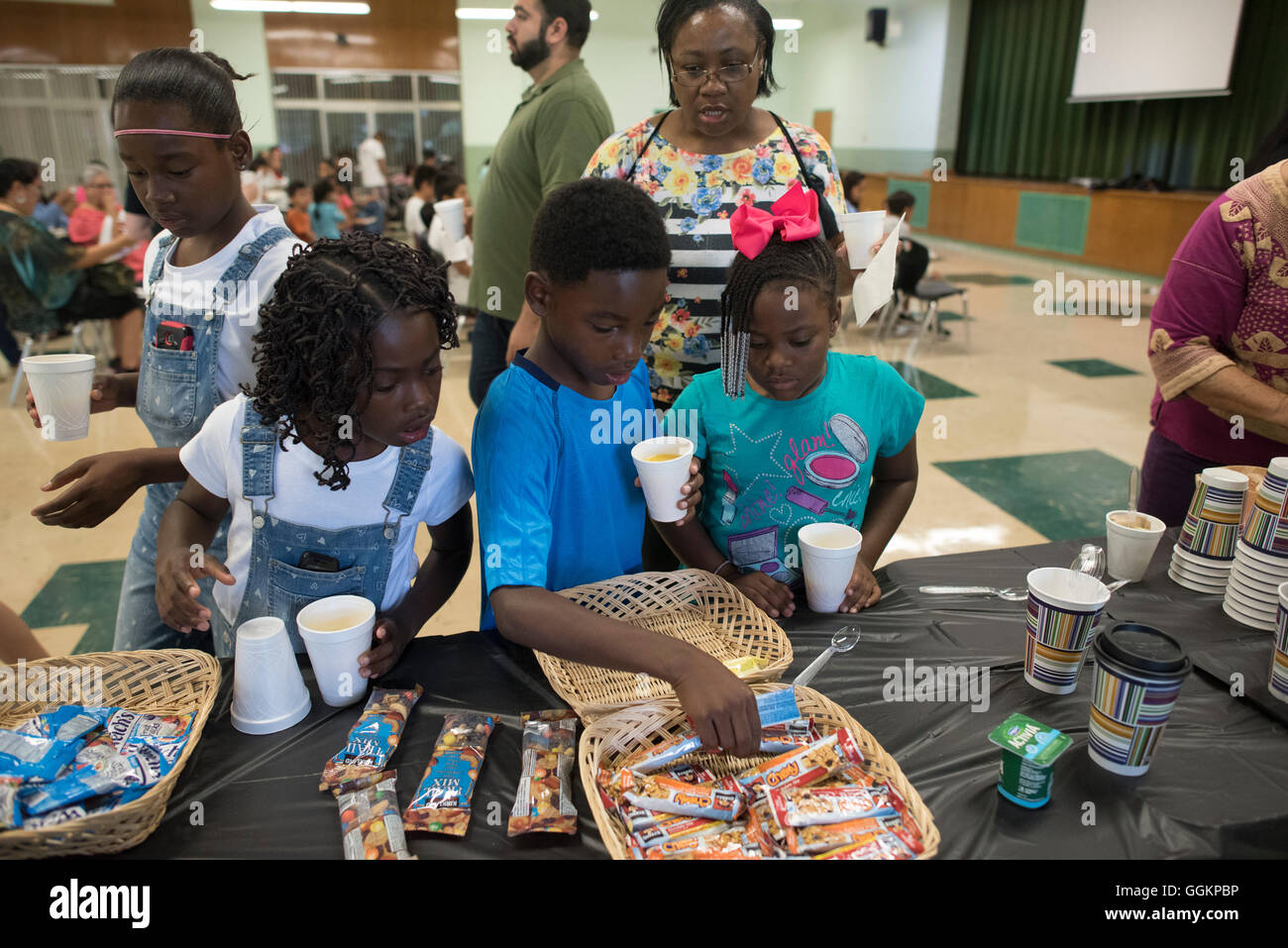 Kids school lunch cafeteria hi-res stock photography and images - Alamy