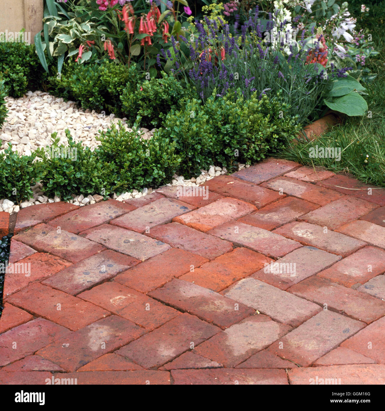 Brick path edging hi-res stock photography and images - Alamy