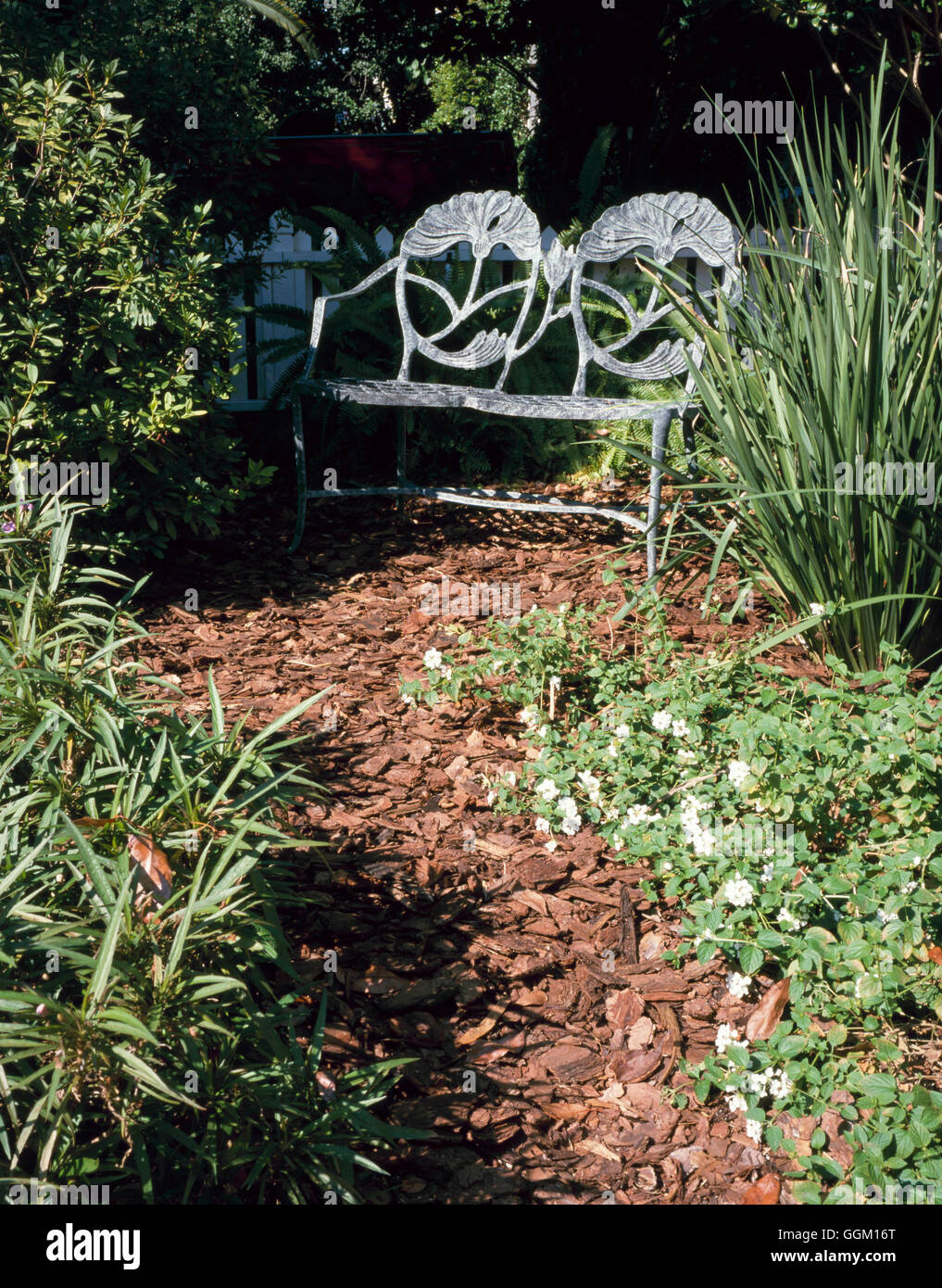 Bark mulch hi-res stock photography and images - Alamy