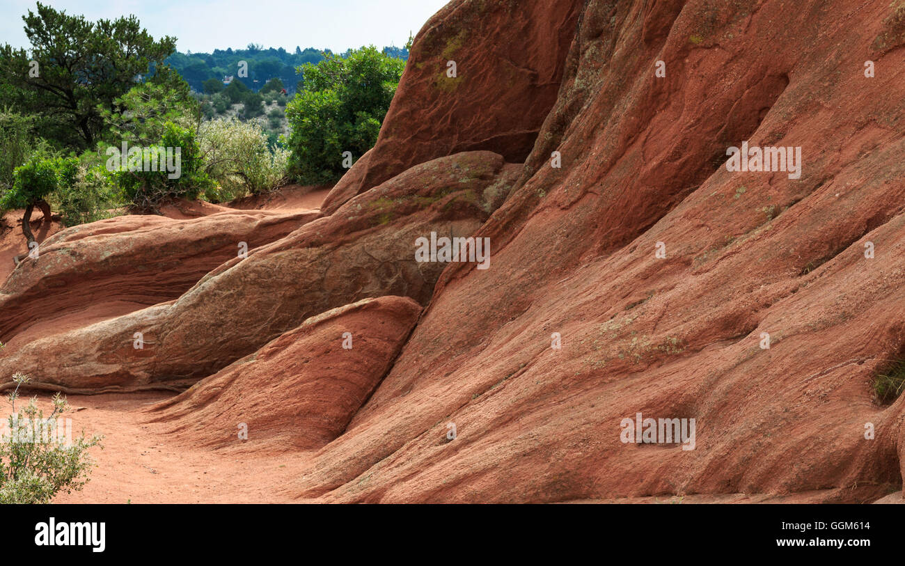 The dramatic red sandstone landscape of the Garden of the Gods in ...