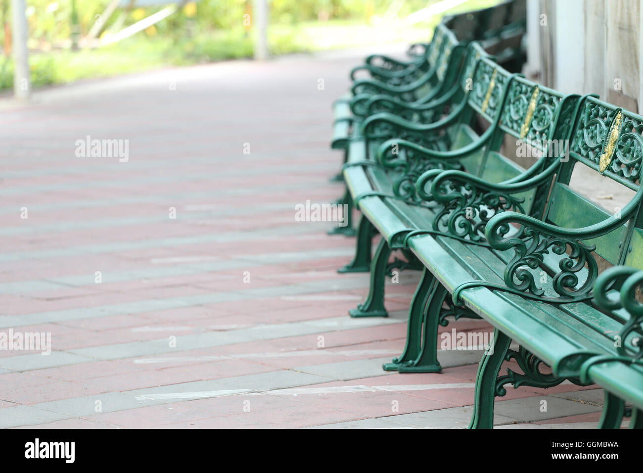 Public park benches hi-res stock photography and images - Alamy