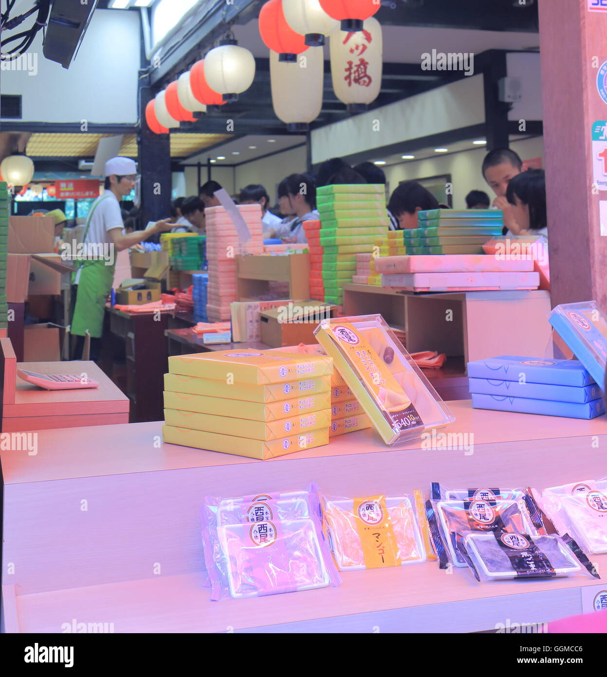 Traditional japanese shop hi-res stock photography and images - Alamy