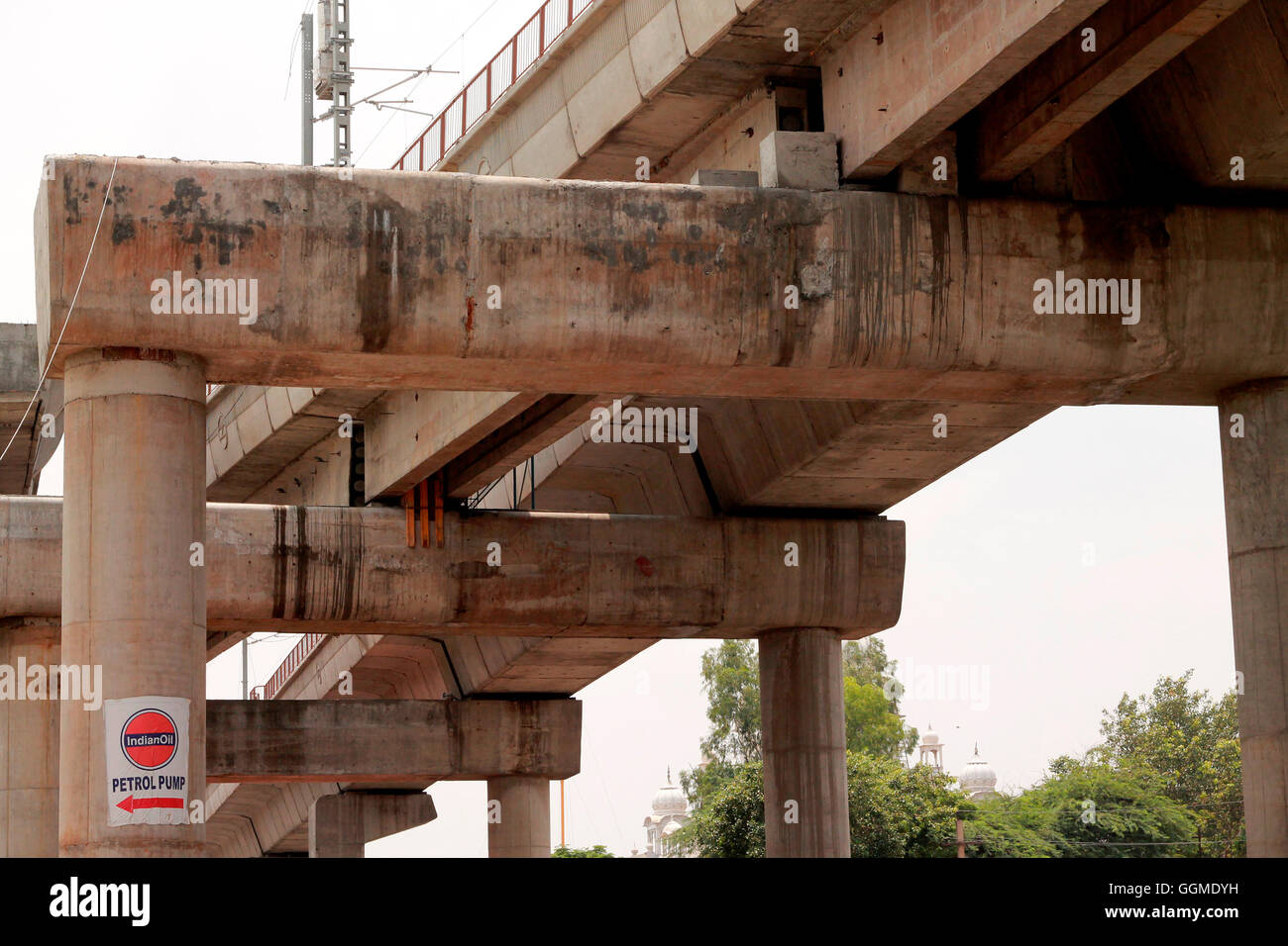 Metro Train bridge architecture, Delhi, India Stock Photo - Alamy