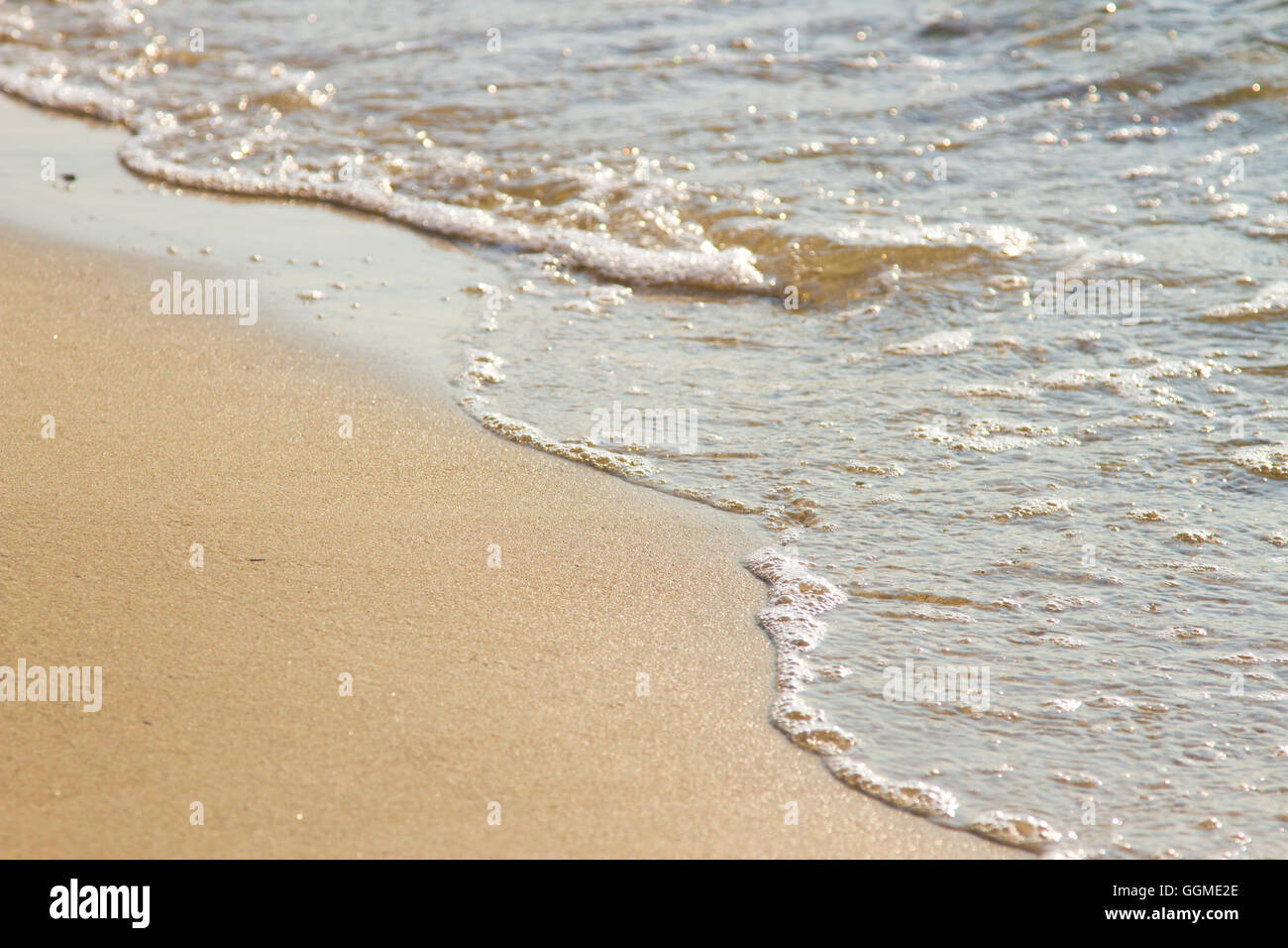 Wave coming into shore hi-res stock photography and images - Alamy
