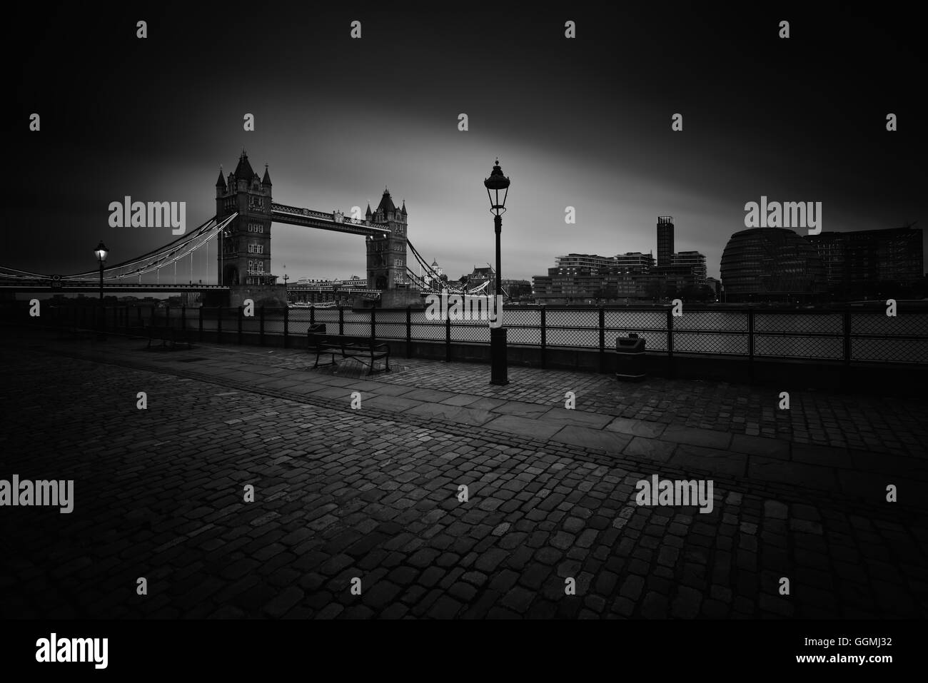 More london tower bridge tourists hi-res stock photography and images ...