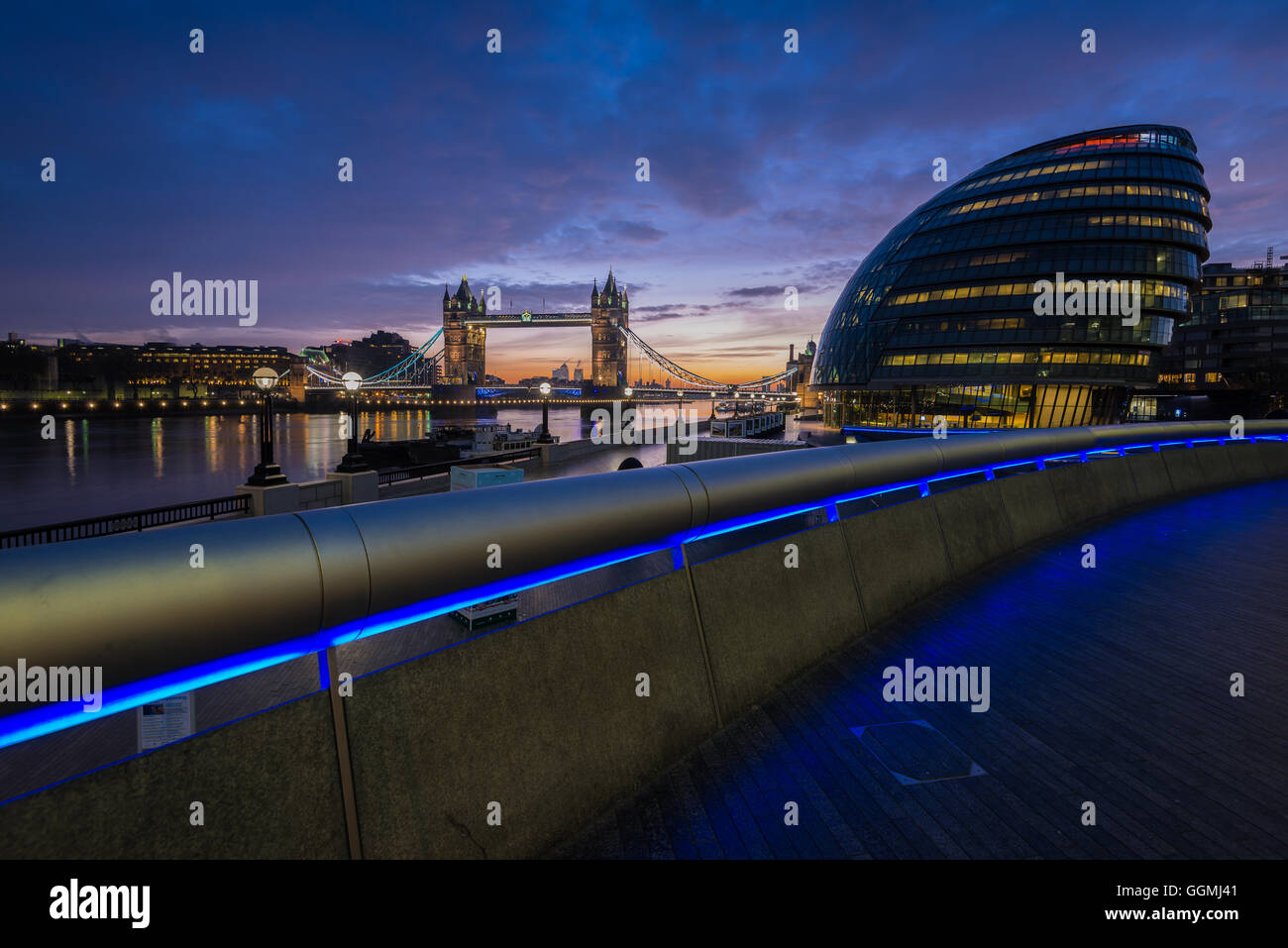 Iconic tower london leading hi-res stock photography and images - Alamy