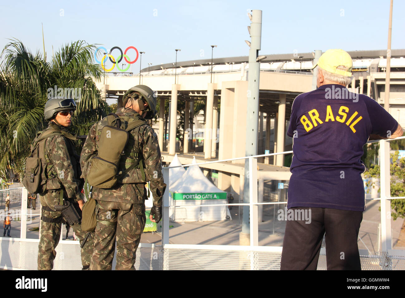 Rio de Janeiro, Brazil. 05th Aug, 2016. Around the Maracanã has large ...