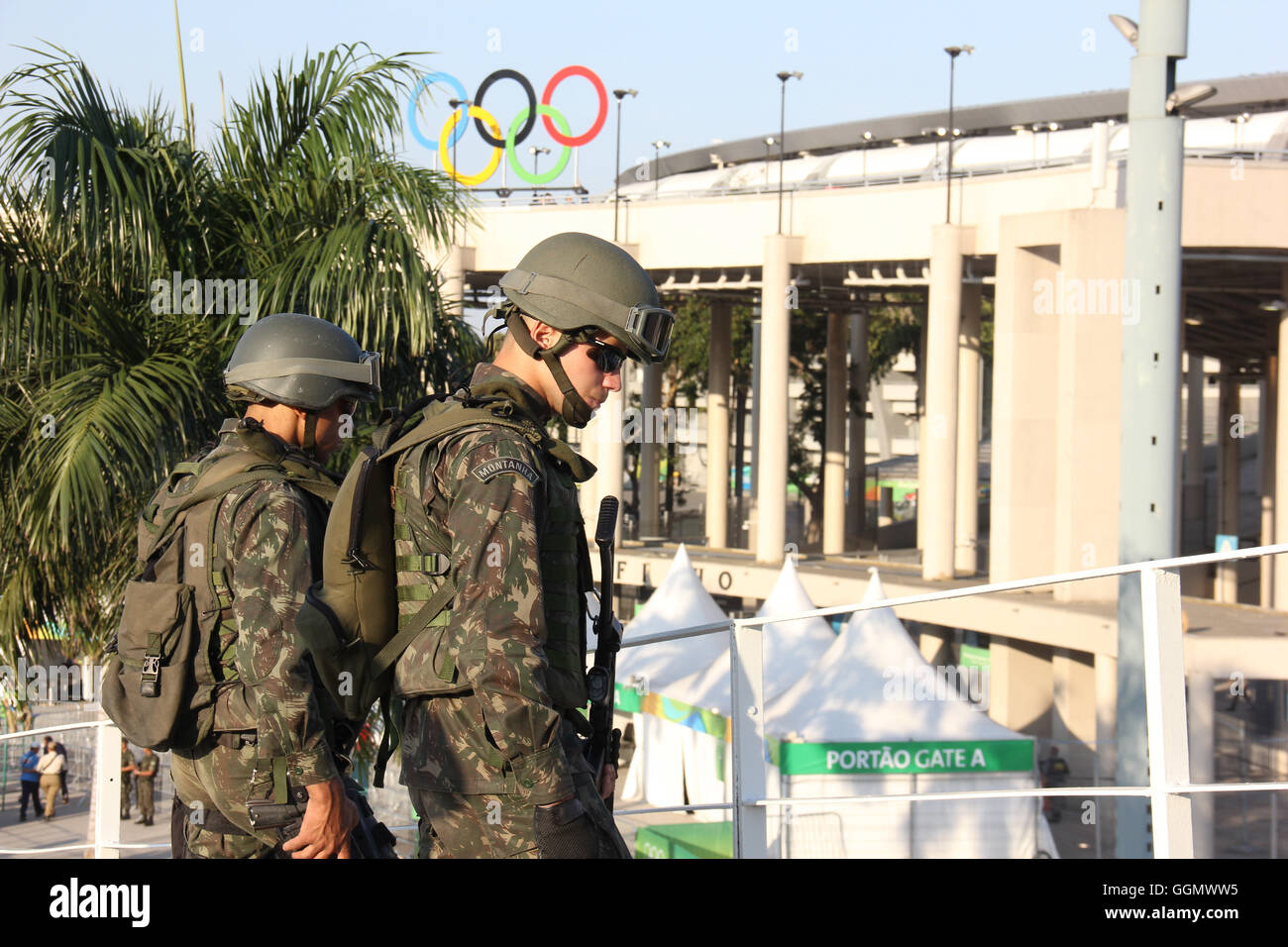 Rio de Janeiro, Brazil. 05th Aug, 2016. Around the Maracanã has large ...