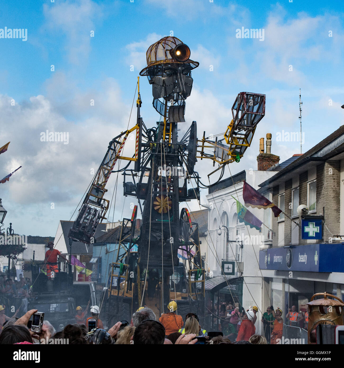 Penzance, Cornwall, UK. 5th August 2016. The "Man-Engine" brings huge ...