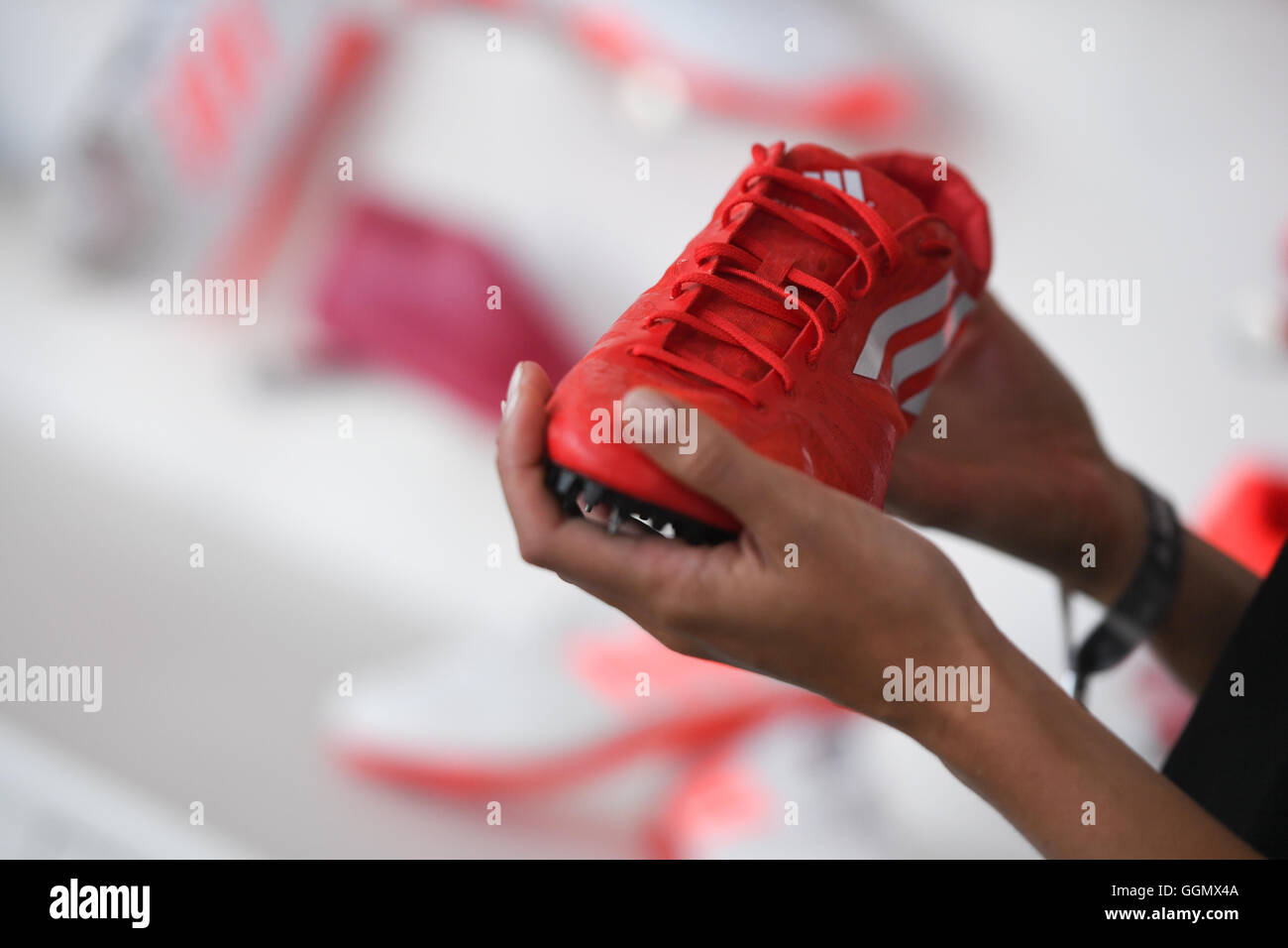 Barra, Rio de Janeiro, Brazil. 5th Aug, 2016. A person holds an ...