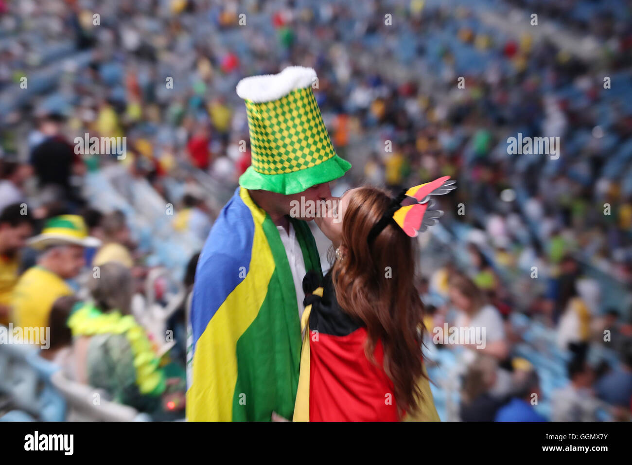 Rio de Janeiro, Brazil. 5th Aug, 2016. Spectators wearing a Brazilian ...