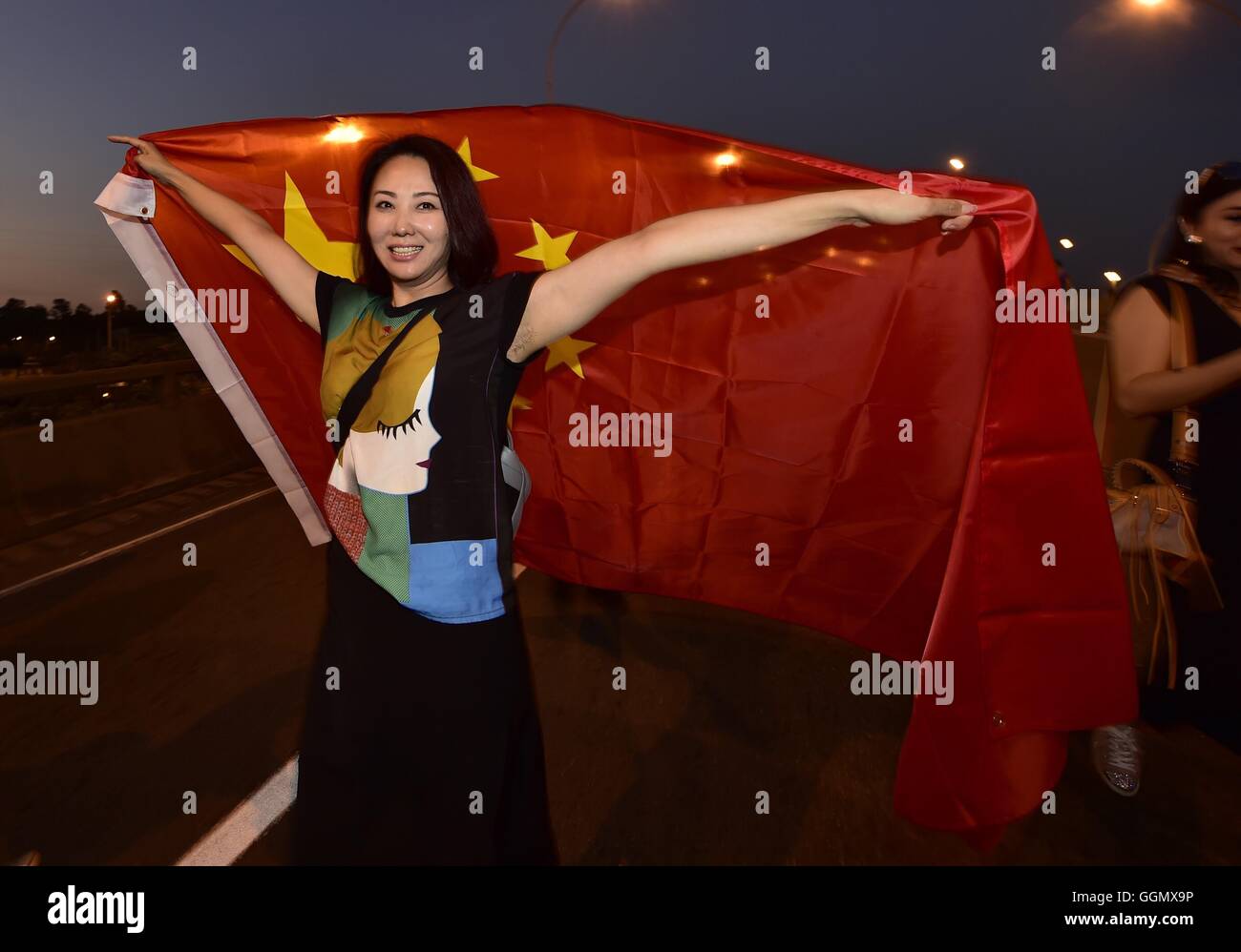Rio de Janeiro, Brazil. 5th Aug, 2016. A Chinese spectator prepares to ...