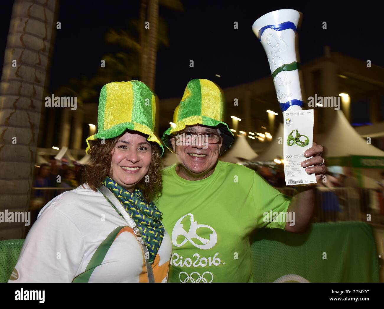Rio de Janeiro, Brazil. 5th Aug, 2016. Spectators prepare to get into ...