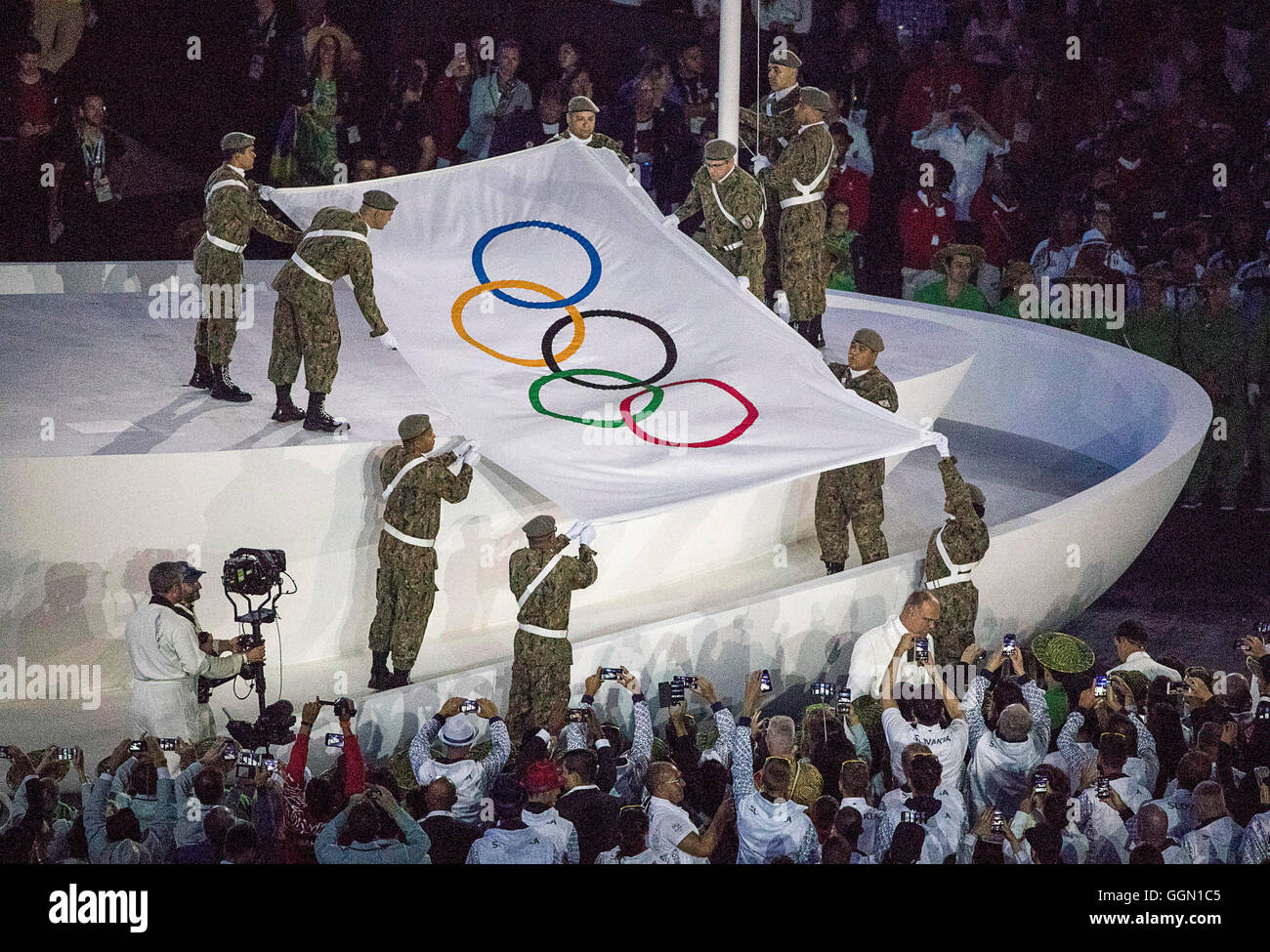 2016 summer olympics ceremony flag hi-res stock photography and images ...