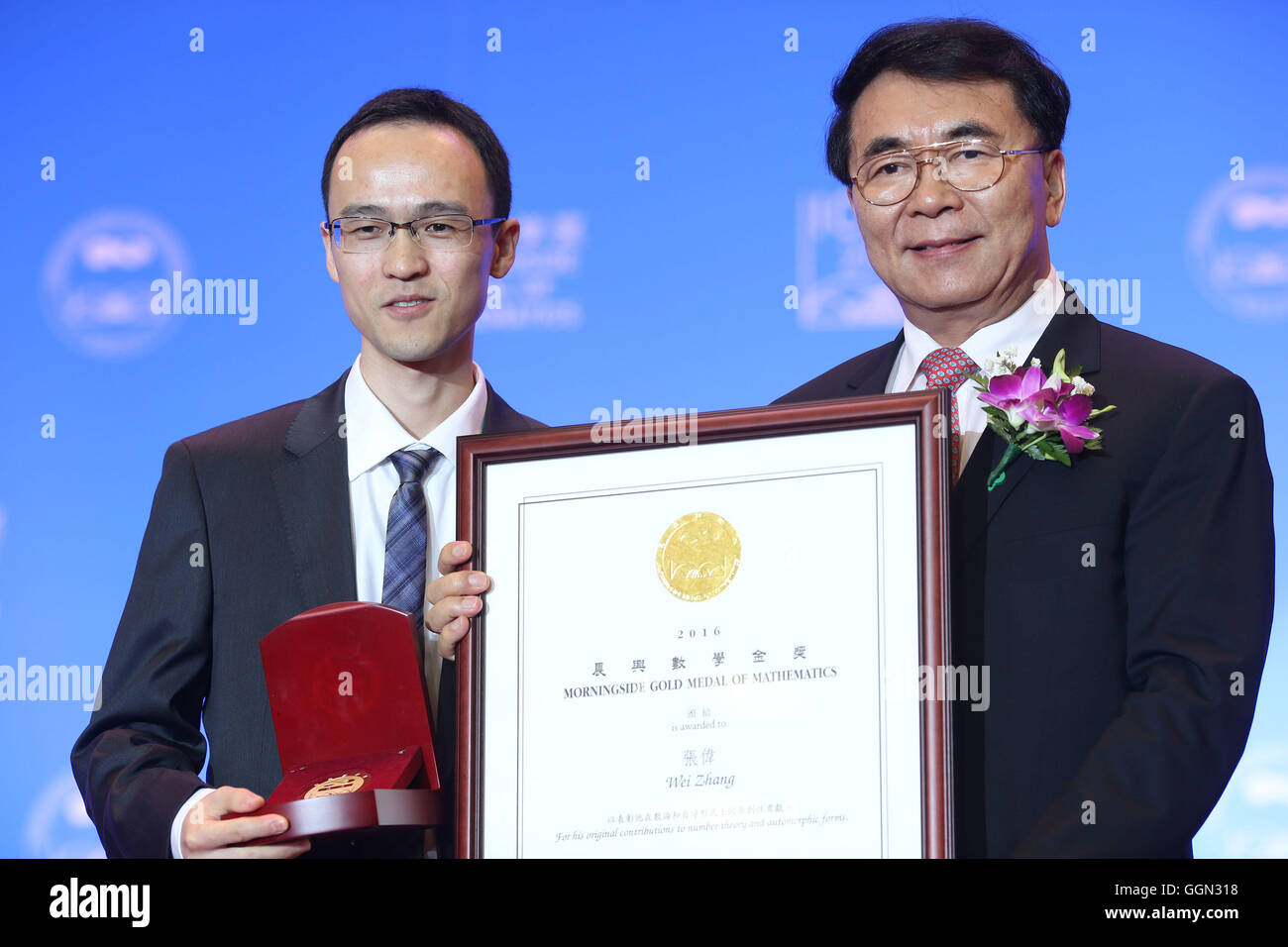 (160806) -- BEIJING, Aug. 6, 2016 (Xinhua) -- Zhang Wei (L), a ...