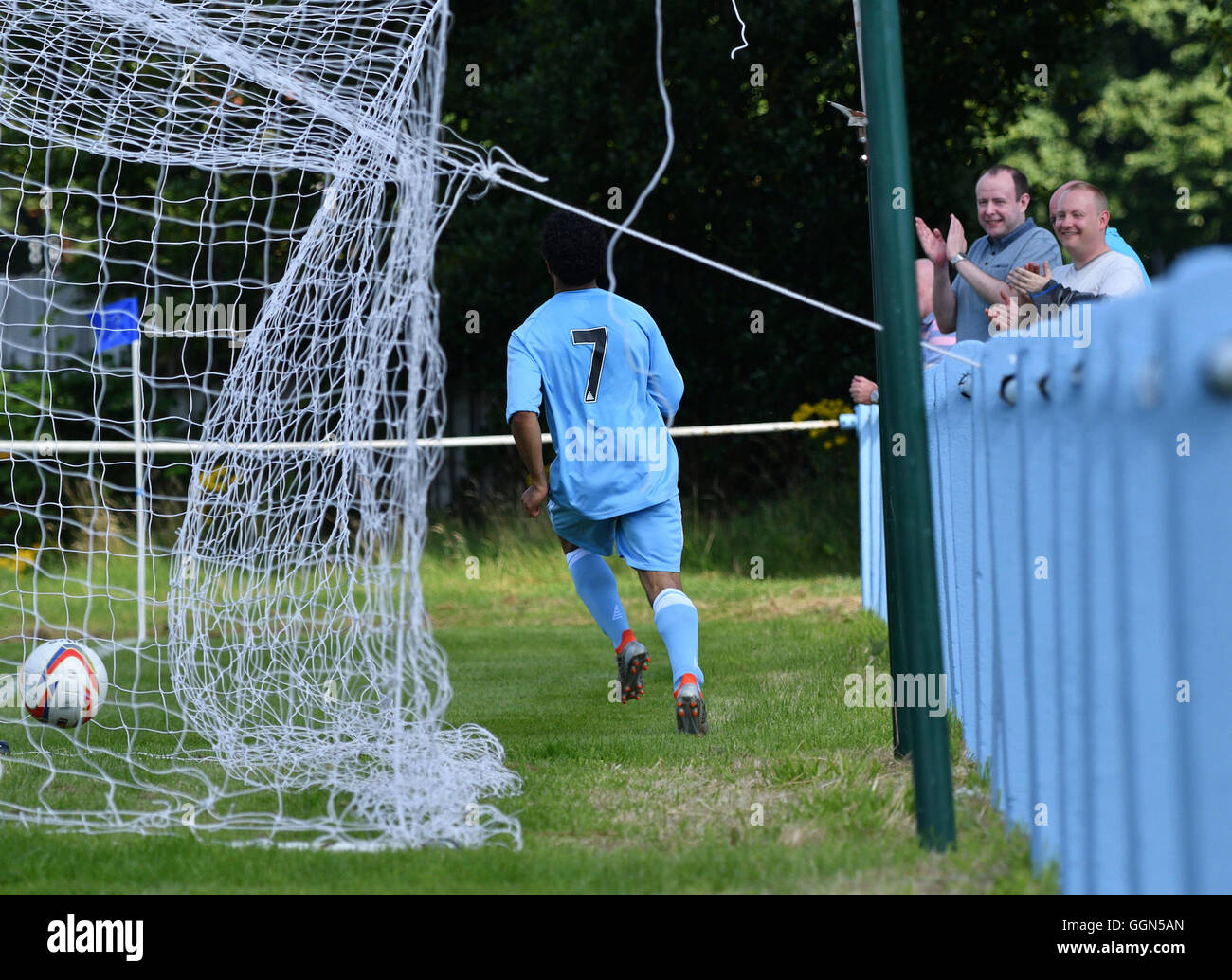 Crowd clapping football hi-res stock photography and images - Alamy