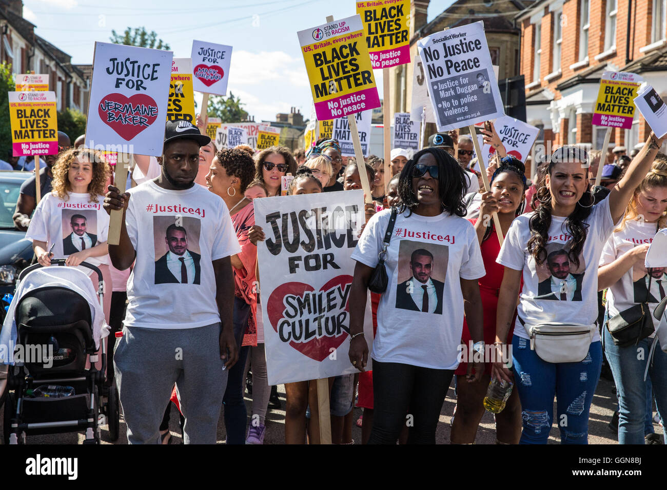 London, UK. 6th August, 2016. Relatives of Jermaine Baker, who was shot ...