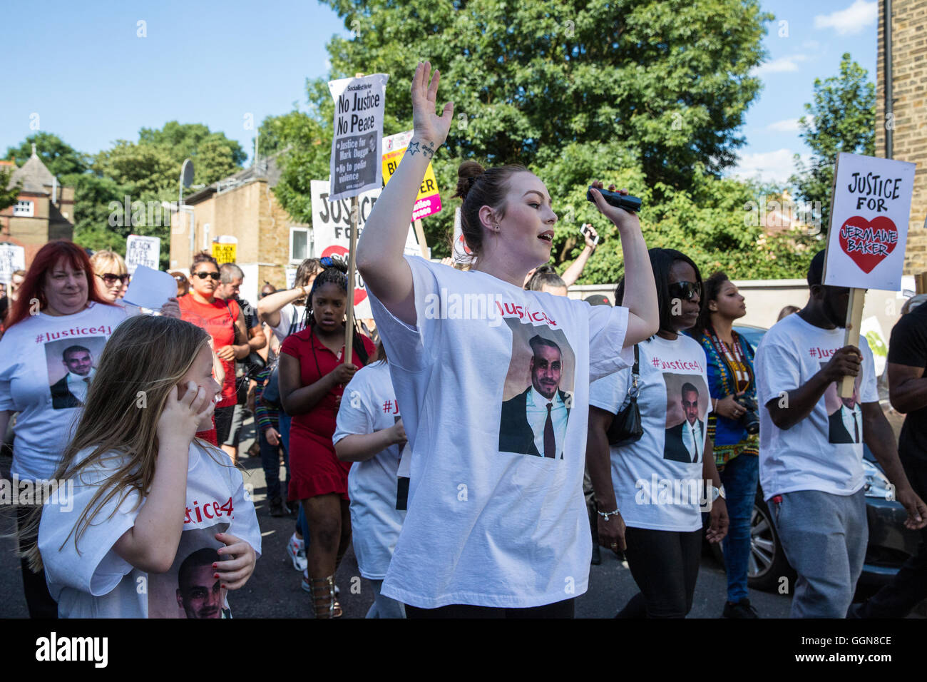 London, UK. 6th August, 2016. Relatives of Jermaine Baker, who was shot ...