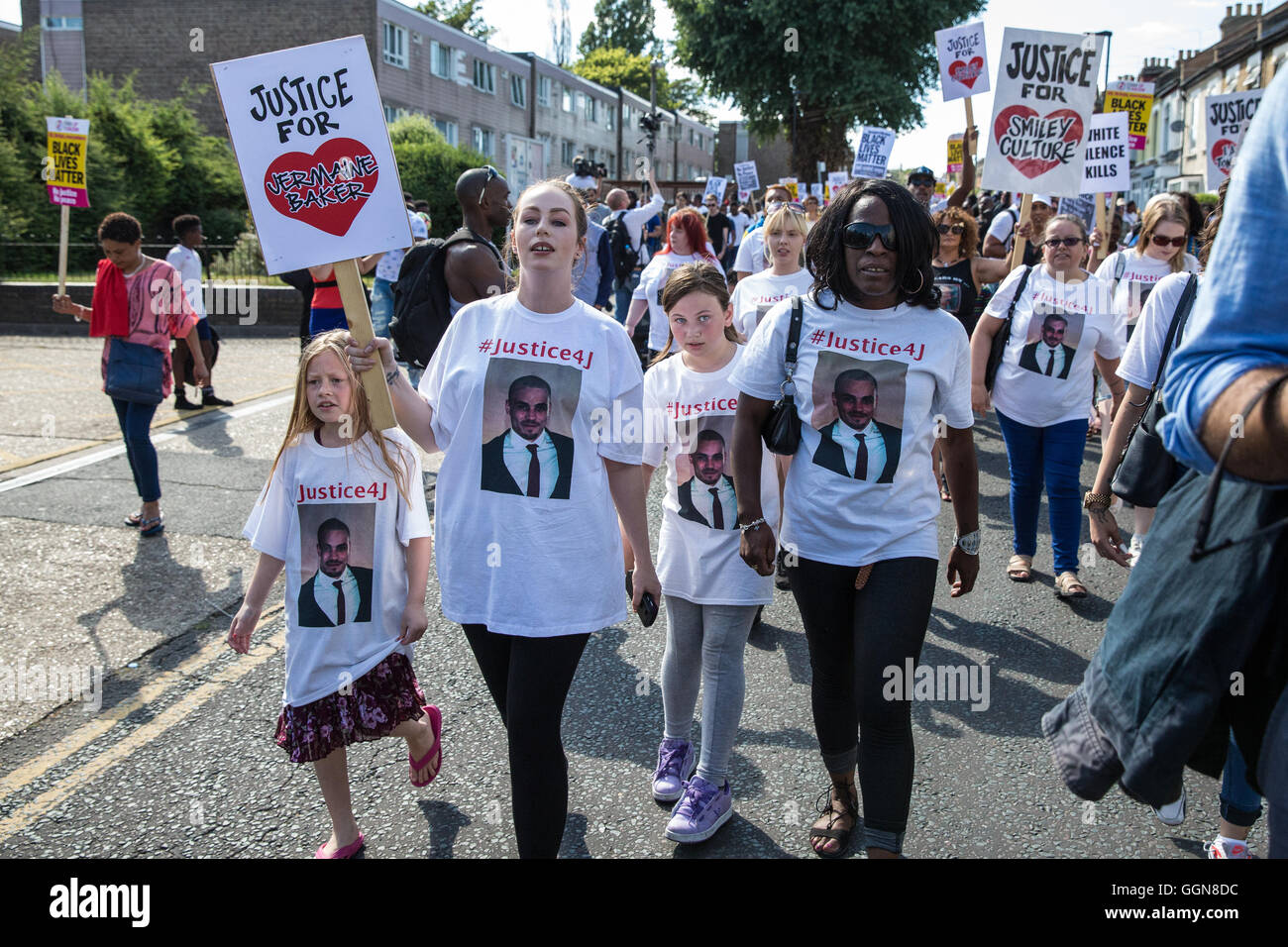 London, UK. 6th August, 2016. Relatives of Jermaine Baker, who was shot ...