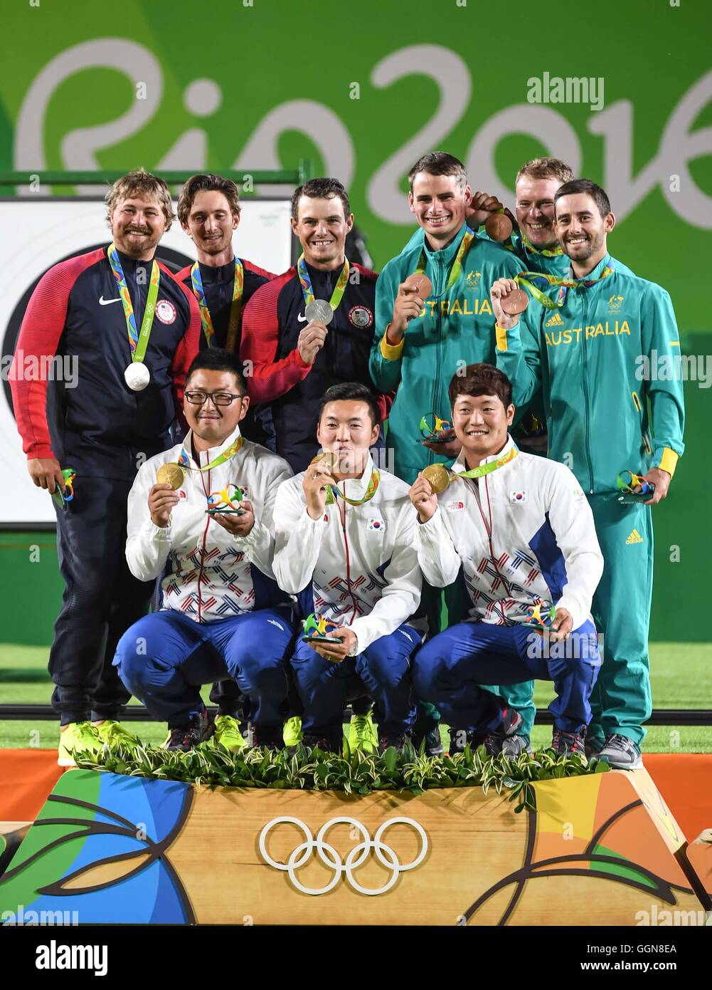 United team pose in front hi-res stock photography and images - Alamy