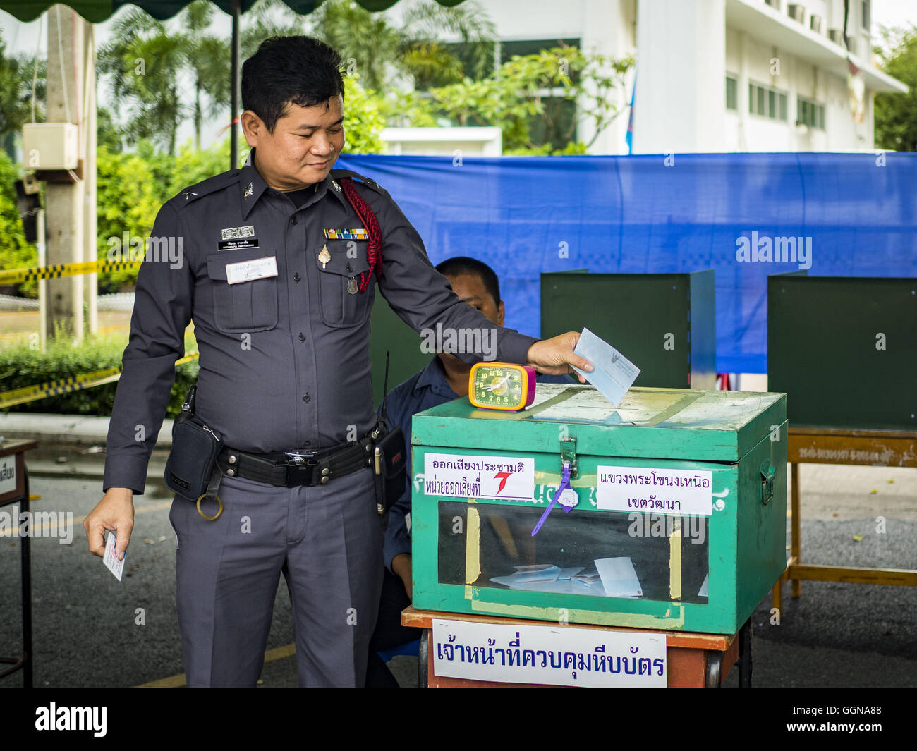 Bangkok, Bangkok, Thailand. 7th Aug, 2016. A Thai policeman drops his ...
