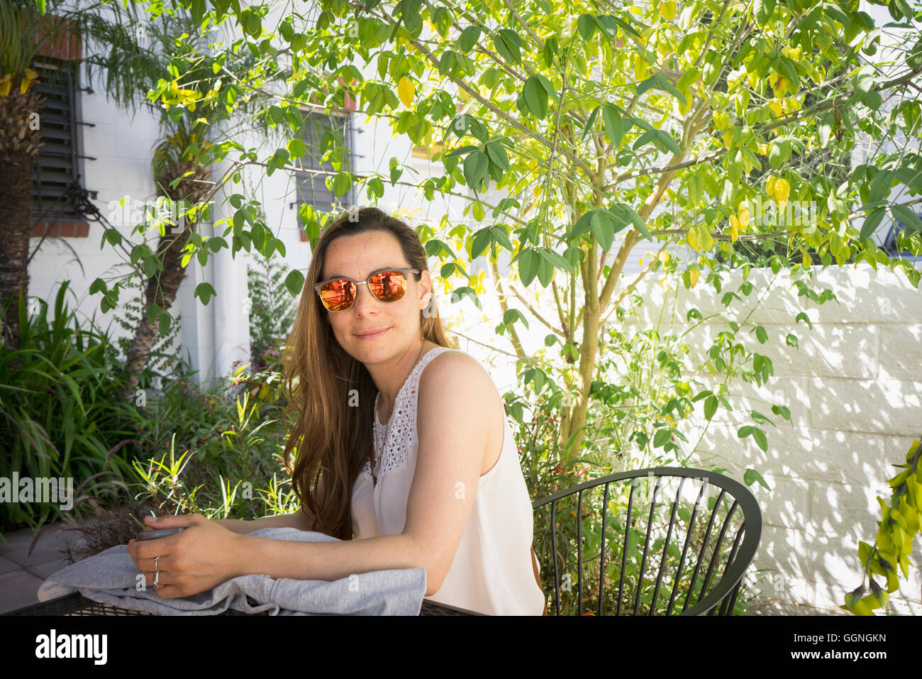 Woman sitting at table hi-res stock photography and images - Alamy