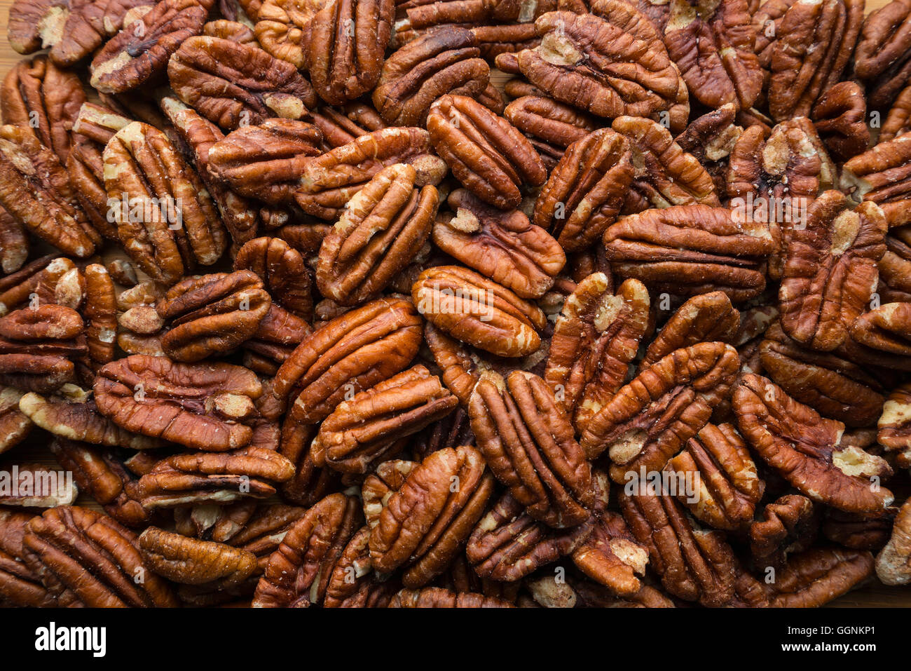 Pile of pecans Stock Photo - Alamy